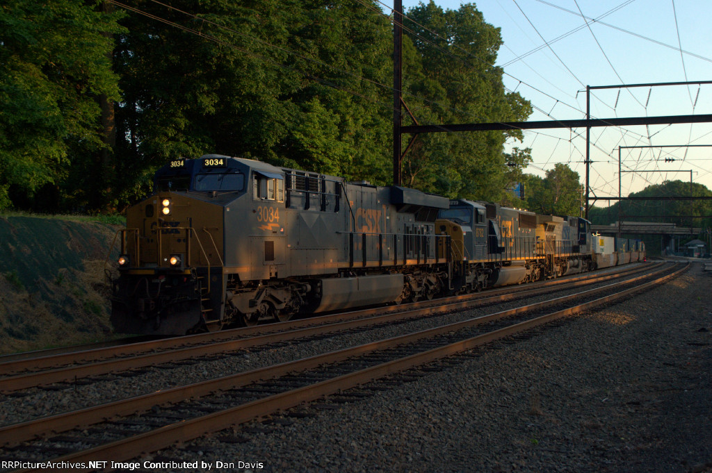 CSX ES44AC 3034 leads Q036-01